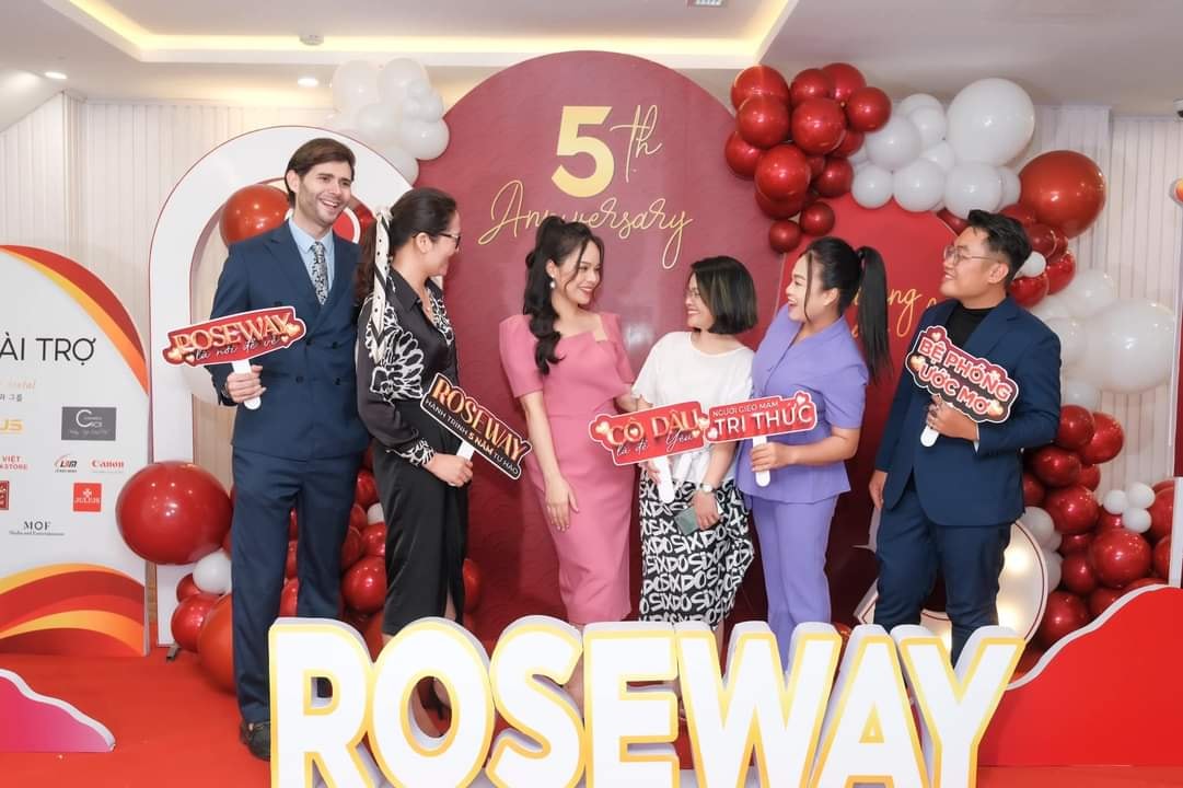 NHÌN LẠI HÌNH ẢNH CÁC MÙA TỐT NGHIỆP TẠI ROSEWAY - Roseway